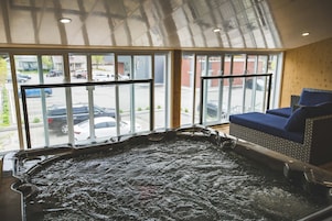 Banheira de hidromassagem interior