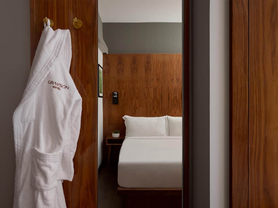 Quarto, 1 cama king-size (High Floor) | Lençóis de algodão egípcio, roupa de alta qualidade, edredões de penas