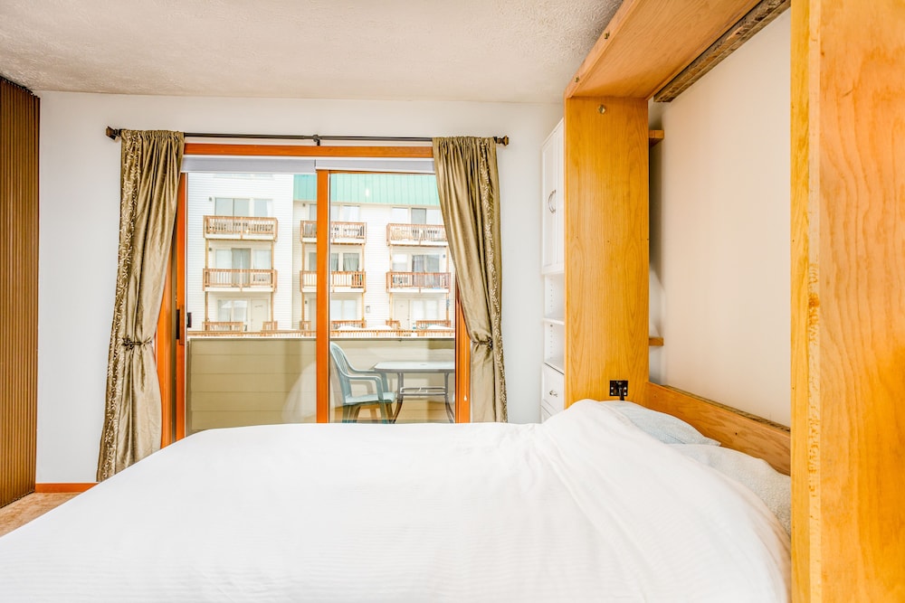 Studio Condo Steps From Ski Lifts & Mountain Base With Mountain-view Balcony - Anchorage, AK
