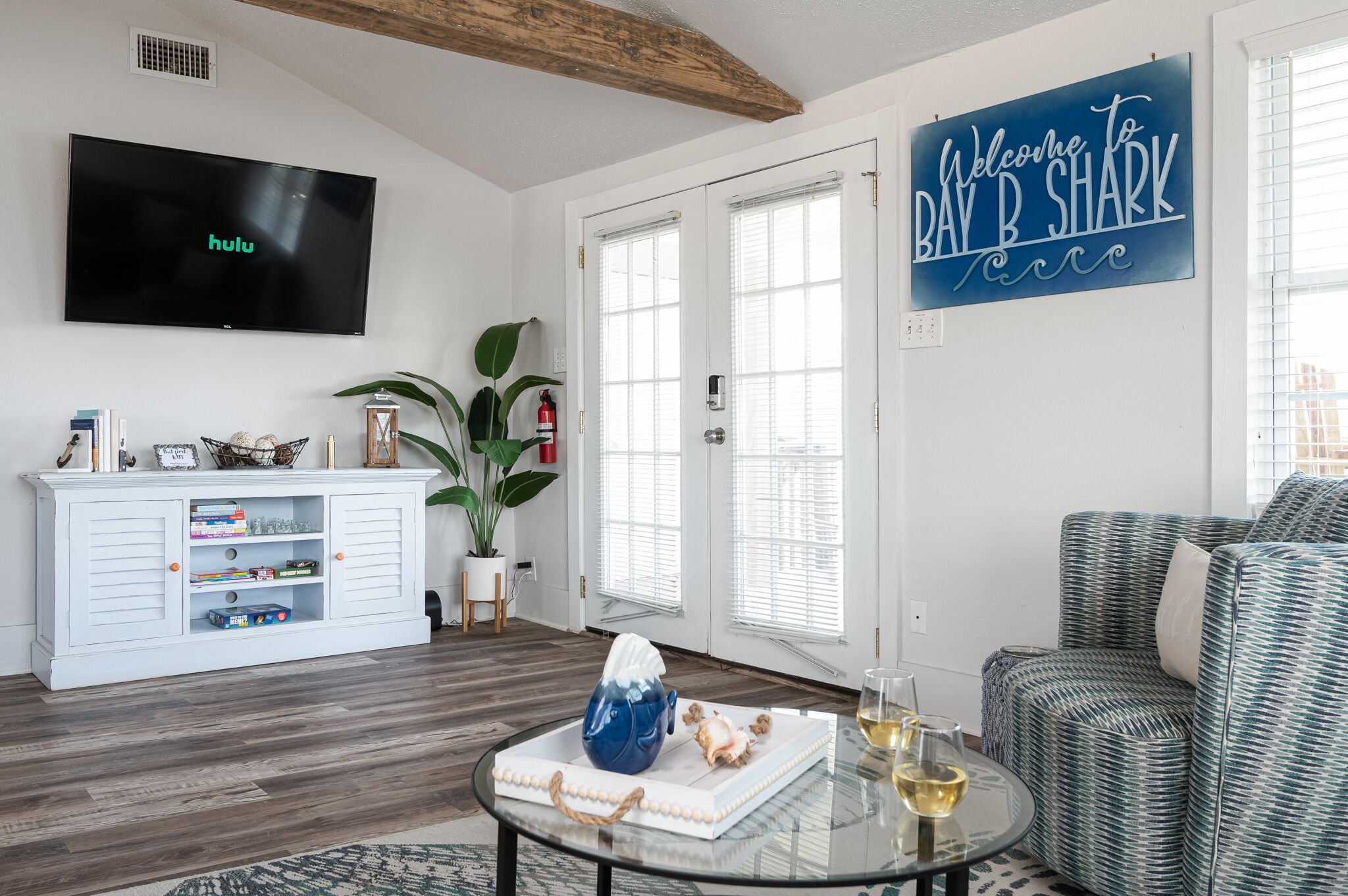 Cheerful "Bay B Shark" 2 Bedroom Canal Front Home- 2 Min From The Beach - Surfside Beach, TX