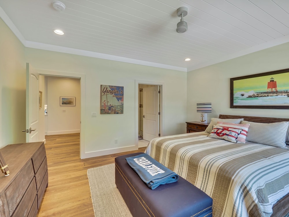 Stunning Lakeview Home With 5 Bedrooms And 6k Sqft Of Modern, High-end Amenities - Charlevoix, MI