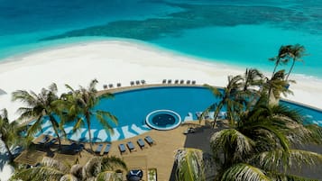 Piscina externa, funciona das 7h às 18h, guarda-sóis, espreguiçadeiras