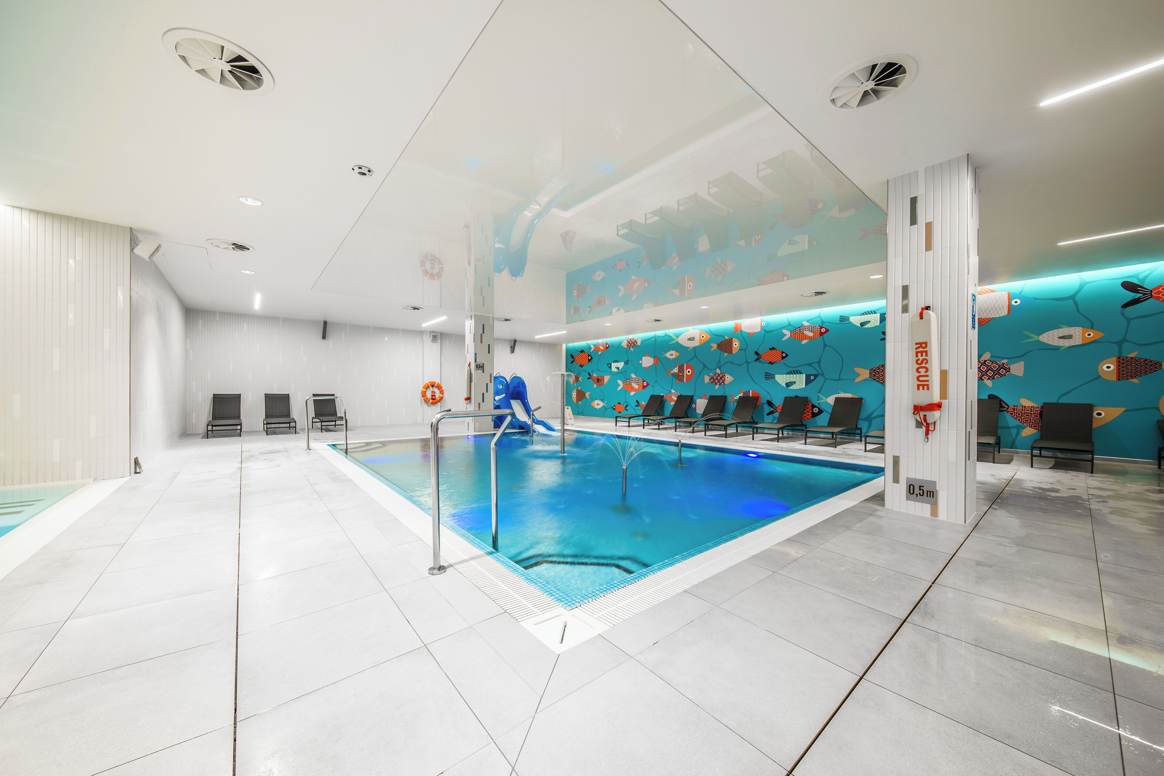 Piscina interna, piscina externa sazonal, espreguiçadeiras