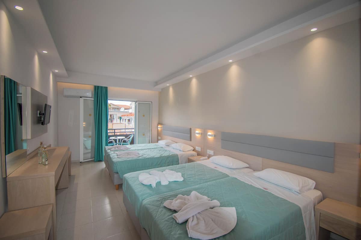 Quarto família, vista para a piscina, ao lado da piscina | Cofres nos quartos, escrivaninha, espaço de trabalho para notebook