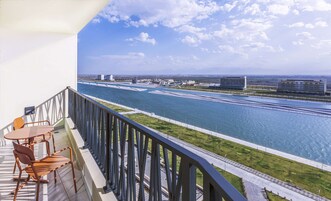 Frigobar, cofres nos quartos, escrivaninha