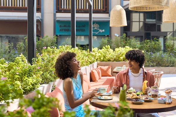 Pequeno-almoço tipo buffet diário (50 AED por pessoa)