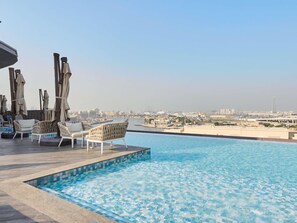 Piscina exterior, guarda-sóis, espreguiçadeiras 