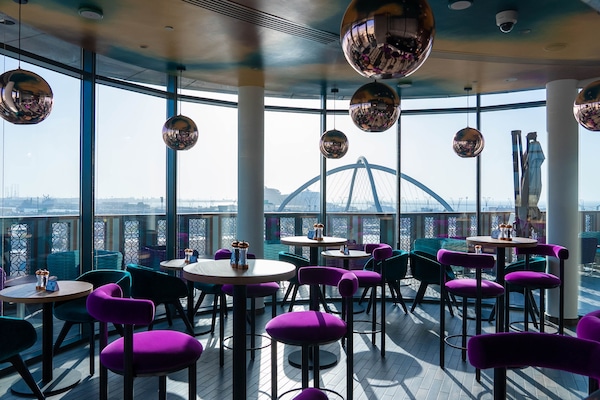 2 bares/lounges, este bar com transmissão de jogos em direto