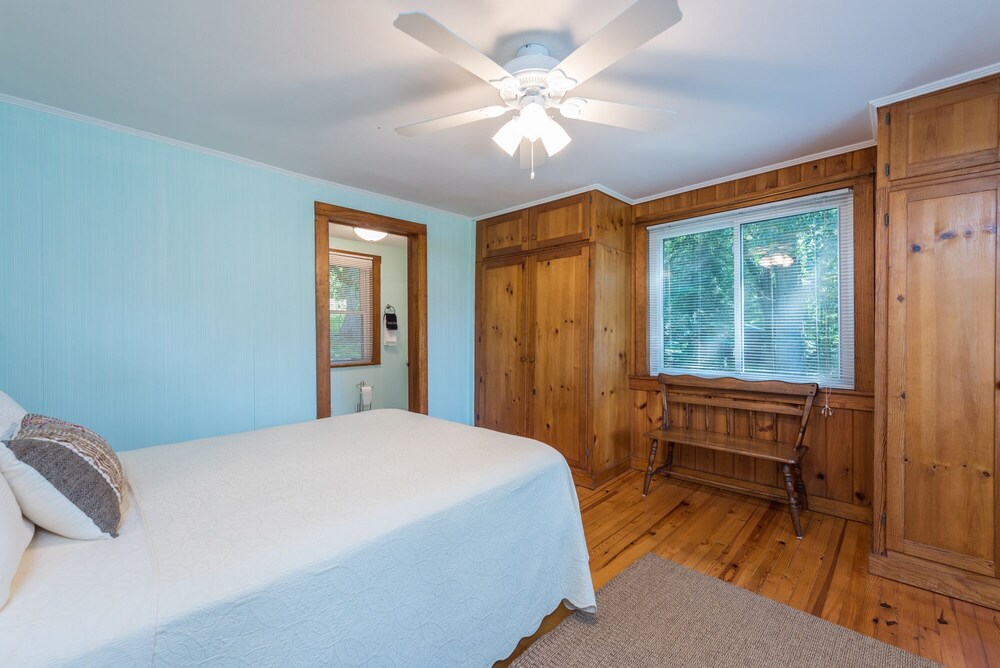 Carrie's Escape | Authentic Log Cabin Walking Distance To Lake Eden Arts Festival! - Black Mountain, NC