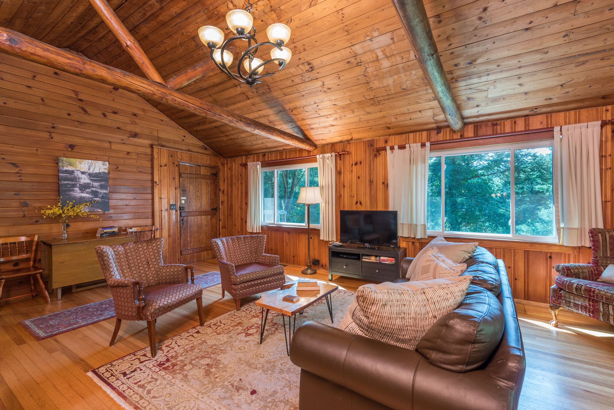 Carrie's Escape | Authentic Log Cabin Walking Distance To Lake Eden Arts Festival! - Black Mountain, NC