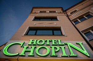 Um edifício com uma placa que diz "HOTEL CHOPIN".