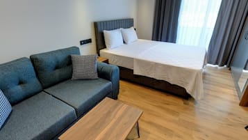 Quarto Duplo Deluxe | Minibar, secretária, secretária adequada para computadores portáteis