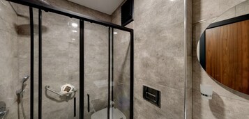 Quarto casal luxo | Banheiro | Chuveiro, chuveiro com efeito de chuva, produtos de toalete grátis