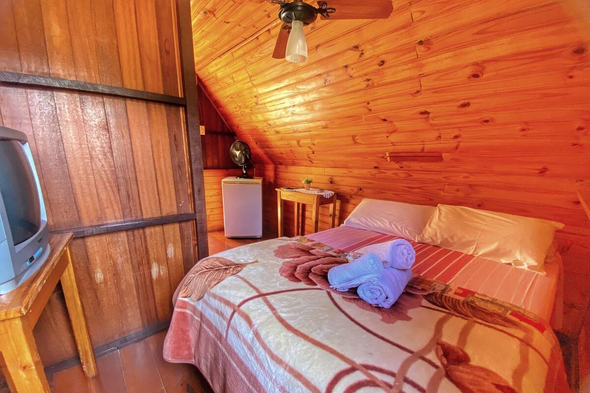 Quarto casal econômico, 1 quarto, vista para a montanha, ao lado da montanha | Roupas de cama premium, frigobar, espaço de trabalho para notebook
