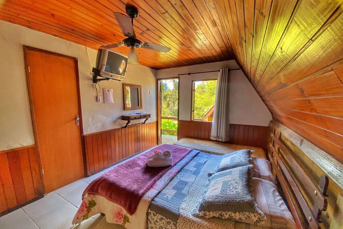Quarto casal superior, 1 quarto, vista para a montanha, ao lado da montanha | Roupas de cama premium, frigobar, espaço de trabalho para notebook