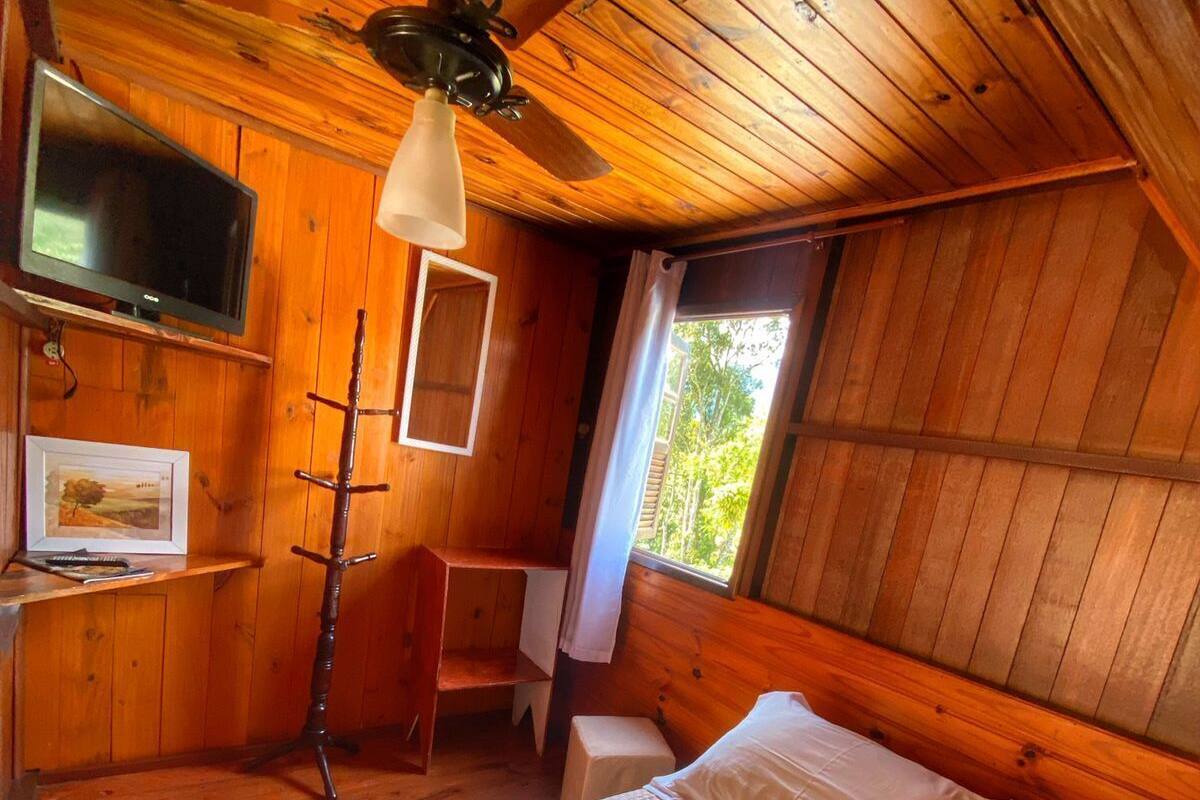 Quarto casal econômico, 1 quarto, vista para a montanha, ao lado da montanha | Roupas de cama premium, frigobar, espaço de trabalho para notebook