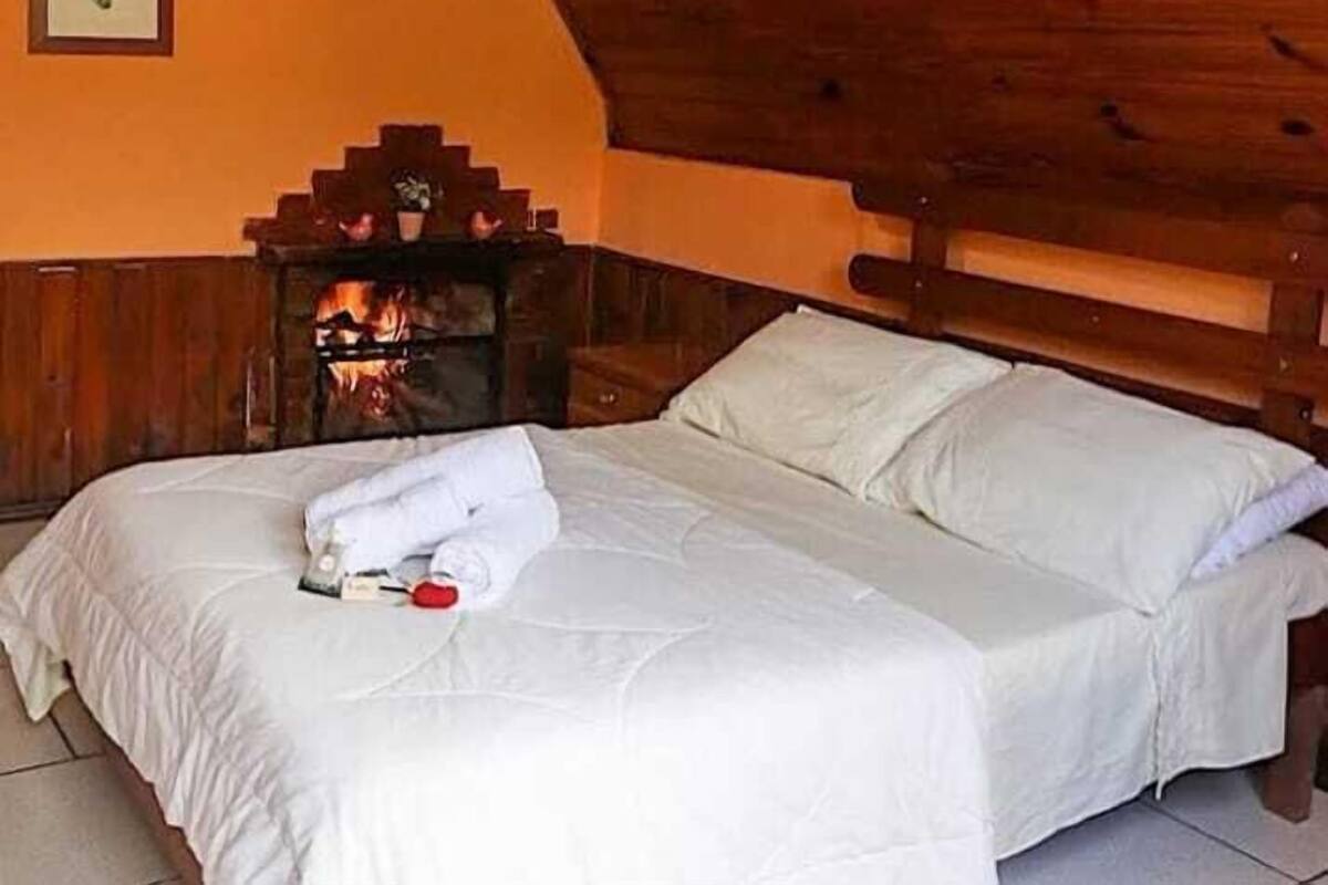 Quarto casal superior, 1 quarto, vista para a montanha, ao lado da montanha | Roupas de cama premium, frigobar, espaço de trabalho para notebook
