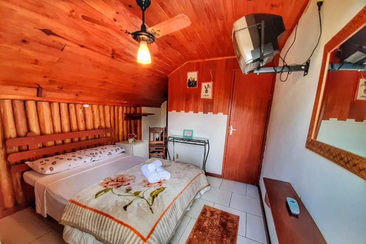 Quarto casal superior, 1 quarto, vista para a montanha, ao lado da montanha | Roupas de cama premium, frigobar, espaço de trabalho para notebook