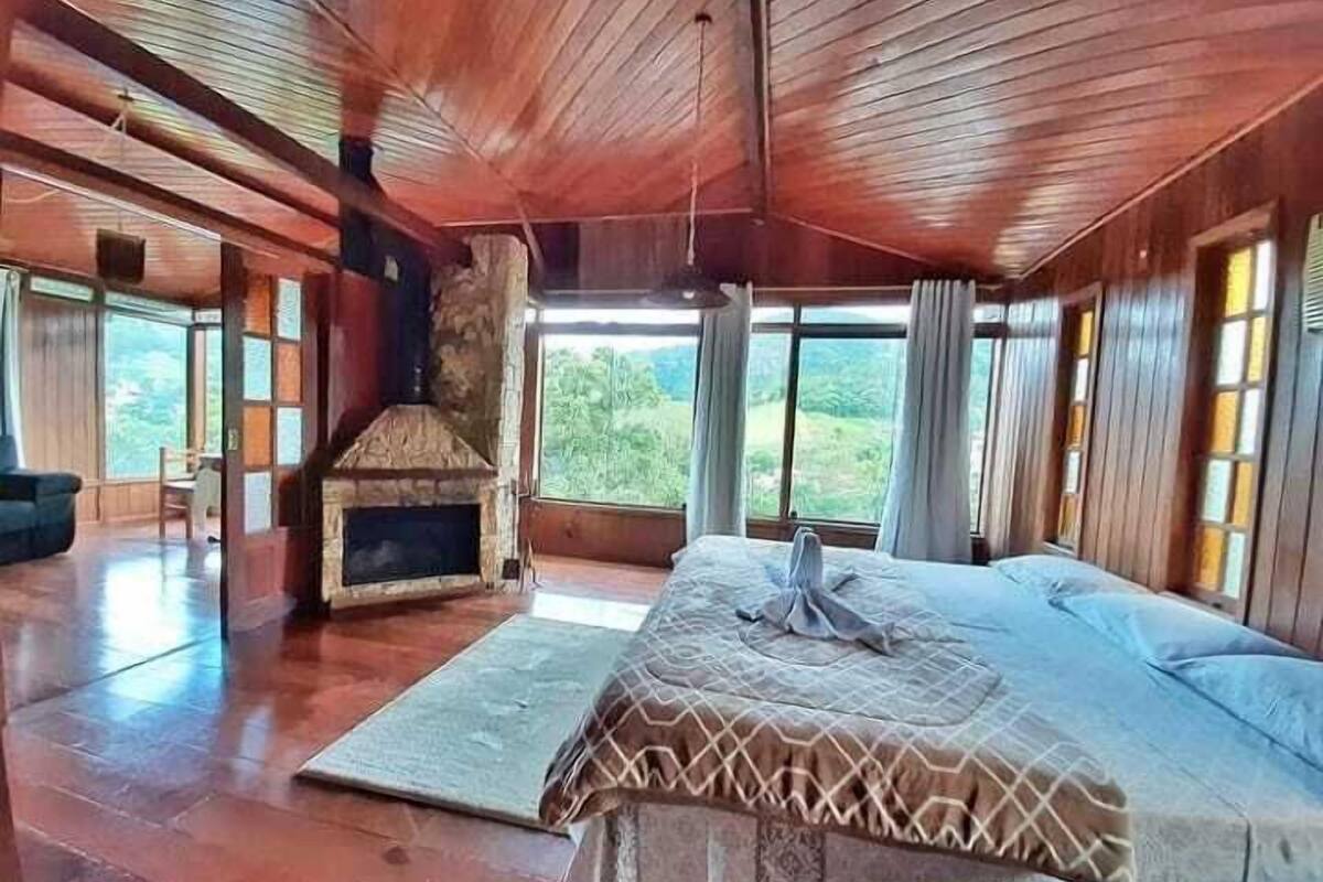 Quarto casal luxo, 1 quarto, vista para a montanha, ao lado da montanha | Roupas de cama premium, frigobar, espaço de trabalho para notebook