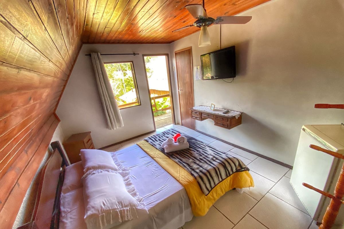 Quarto casal superior, 1 quarto, vista para a montanha, ao lado da montanha | Roupas de cama premium, frigobar, espaço de trabalho para notebook