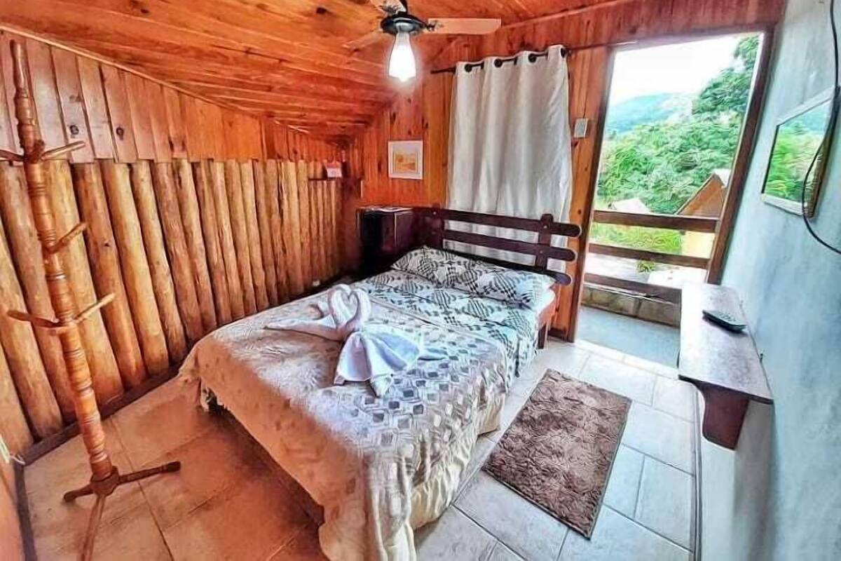 Quarto casal econômico, 1 quarto, vista para a montanha, ao lado da montanha | Roupas de cama premium, frigobar, espaço de trabalho para notebook