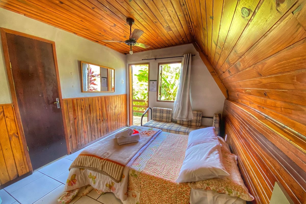 Quarto casal superior, 1 quarto, vista para a montanha, ao lado da montanha | Roupas de cama premium, frigobar, espaço de trabalho para notebook