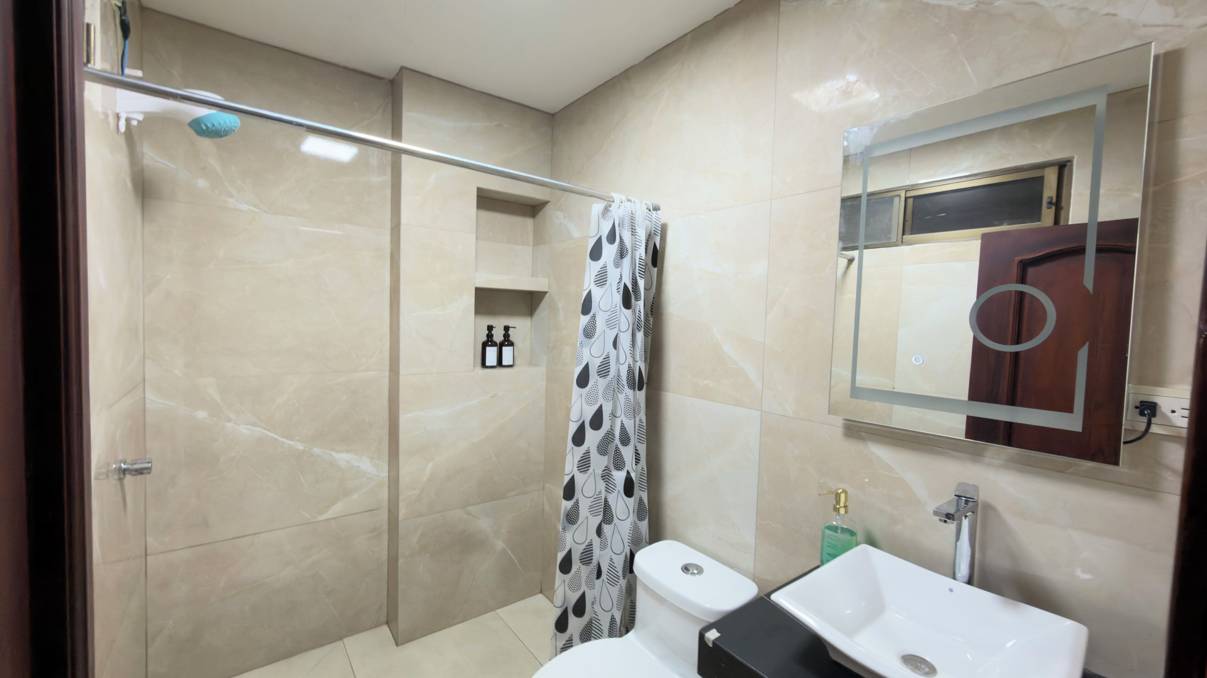 Apartamento empresarial | Banheiro | Chuveiro, secador de cabelo, toalhas de banho 