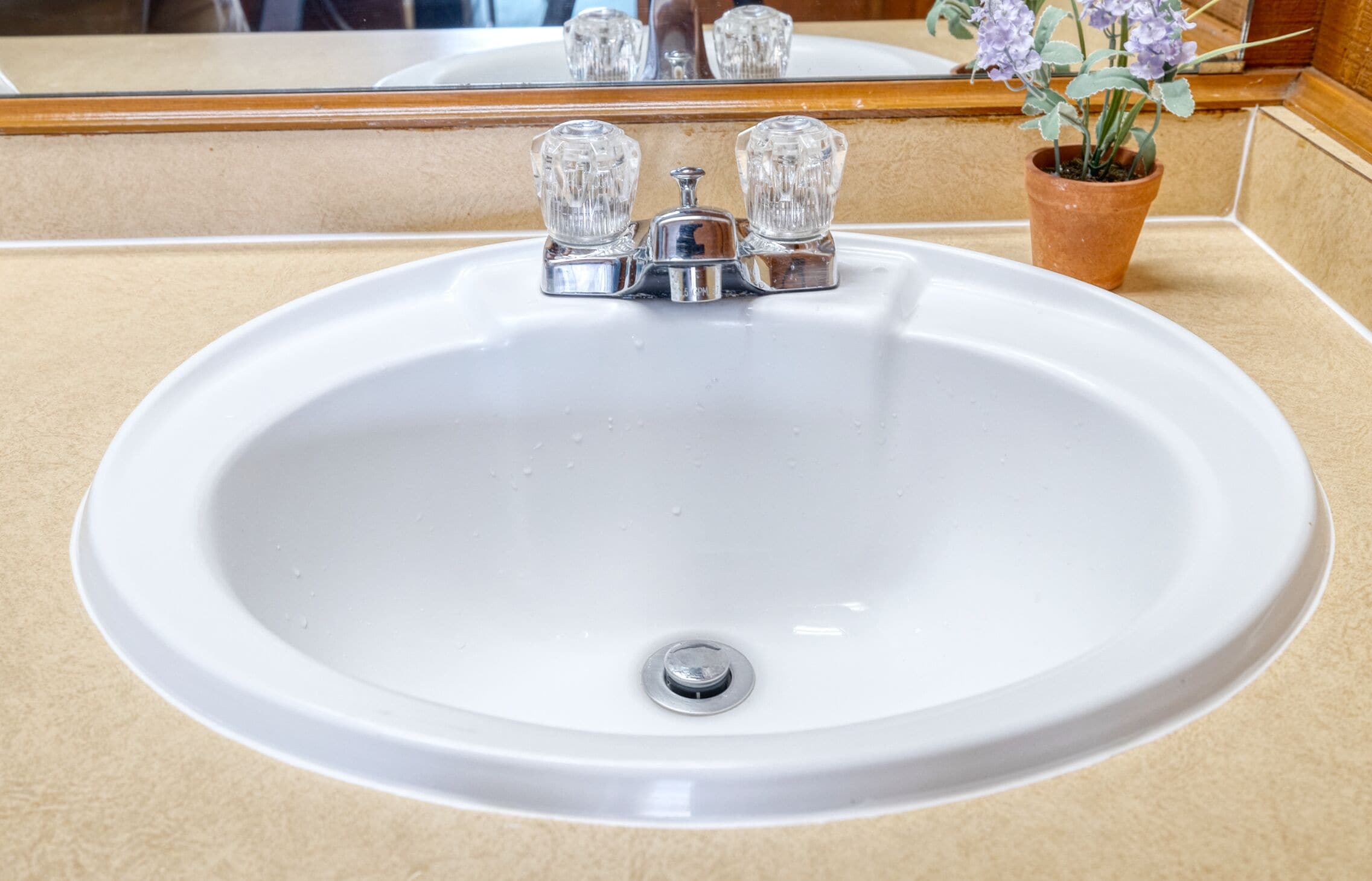 Produtos de toalete grátis, secador de cabelo, toalhas de banho 