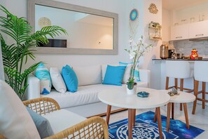 Apartamento luxo, 1 quarto, sacada, vista para a piscina | Área de estar | Smart TV 42 polegadas com canais a cabo, TV