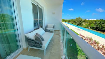 Apartamento Deluxe, 2 quartos, varanda, vista para a piscina | Terraço/pátio interior
