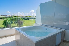 Apartamento executivo, 2 quartos, banheira de imersão, vista para a piscina | Banheira de hidromassagem particular
