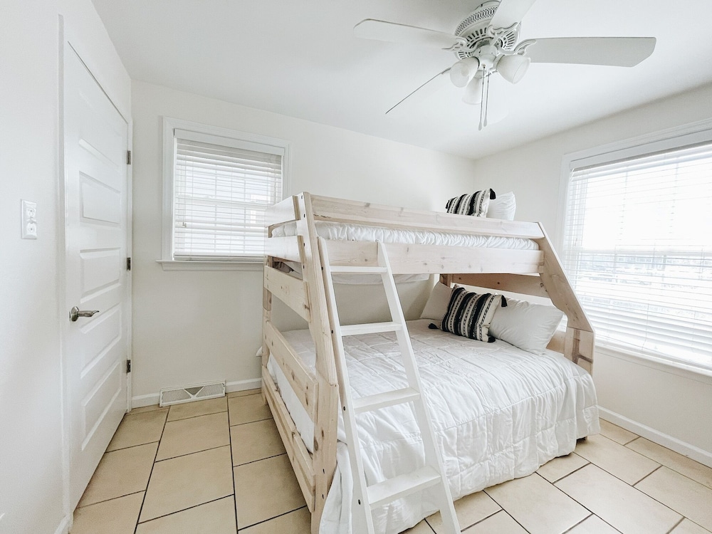 Cheerful, Beach Block 3-bedroom Home! - Ocean City, NJ