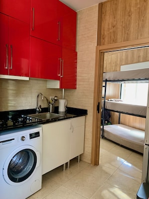 Dormitório Partilhado Básico, em dormitório misto (1 bed in a 9 or 12-Bed Dormitory Room) | Cozinha partilhada | Um frigorífico/congelador grande, um micro-ondas, uma placa de cozinha