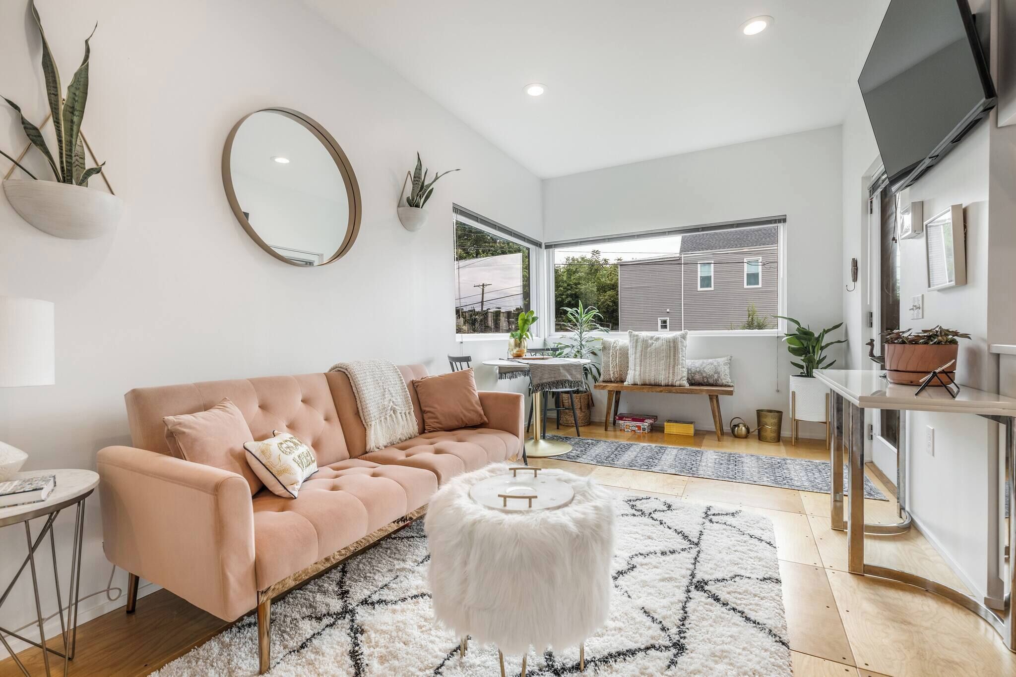 Not So Tiny House With Full Kitchen & Patio Swing - Forest Hills, PA