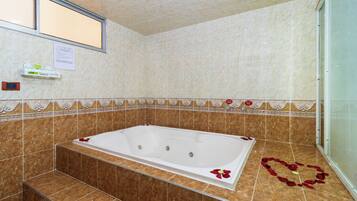 Quarto superior | Banheira de hidromassagem particular