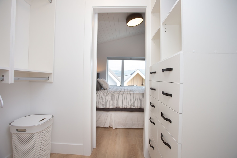 2 Bedroom Modern Lakeview Home Near Wine Trail - West Kelowna