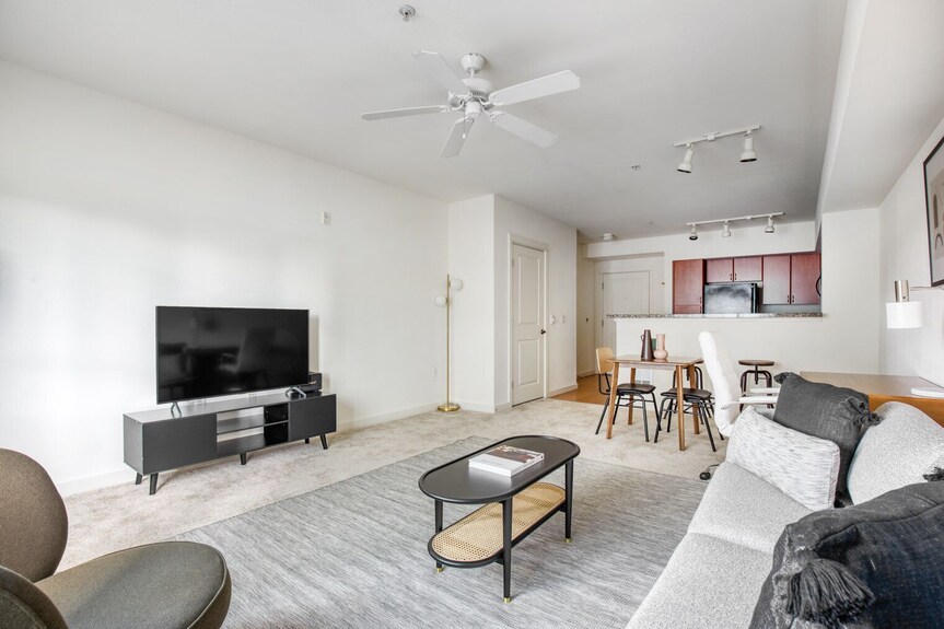 Trendy Downtown Bellevue 1br W/ W/d & Storage, Near Shops, By Blueground - Seattle, WA