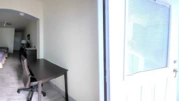 Quarto, 2 camas queen-size, vista para a piscina | Secretária, Wi-fi, roupa de cama fornecida