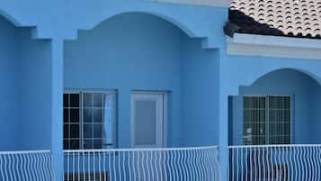 Quarto, 2 camas queen-size, varanda, Vista para a cidade | Secretária, Wi-fi, roupa de cama fornecida