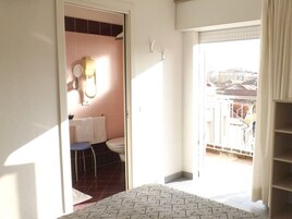 Cofres nos quartos, escrivaninha, berço de viagem, Wi-Fi de cortesia