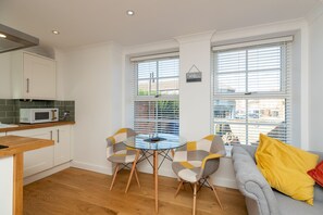 Apartamento, 1 cama queen-size | Sala | Televisor de 30 polegadas com canais digitais 