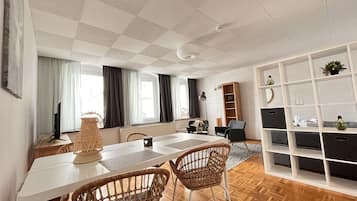 2 Zimmer Comfort Apart Marktblick und Bergblick | Área de estar | TV de tela plana
