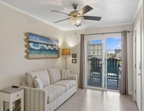 Apartamento em Condomínio Fechado, 1 quarto | Sala de estar | Smart TV 