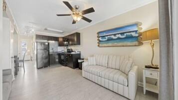 Apartamento em Condomínio Fechado, 1 quarto | Sala de estar | Smart TV