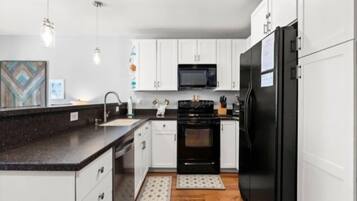 Apartamento em Condomínio Fechado, 2 quartos | Cozinha privada | Um frigorífico, um micro-ondas, um forno, uma cafeteira/bule