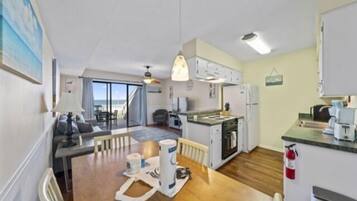 Apartamento em Condomínio Fechado, 1 quarto | Cozinha privada | Um frigorífico, um forno, uma cafeteira/bule, uma torradeira