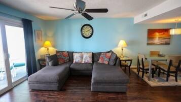 Apartamento em Condomínio Fechado, 2 quartos | Sala | Televisor