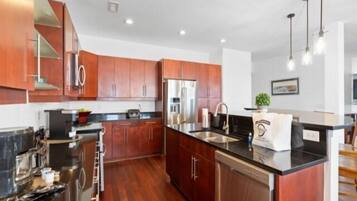 Casa de Férias, 6 quartos | Cozinha privada | Um frigorífico, um micro-ondas, um forno, uma máquina de lavar louça