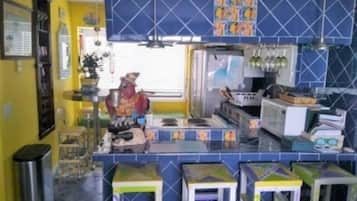 Apartamento em Condomínio Fechado, 1 quarto | Cozinha privada | Um frigorífico, um forno, uma cafeteira/bule, uma torradeira