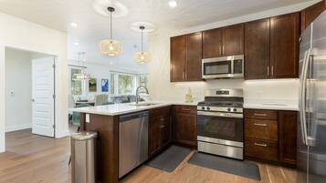 Apartamento em Condomínio Fechado, 2 quartos | Cozinha privada | Uma cafeteira/bule, um frigorífico, um forno, uma torradeira